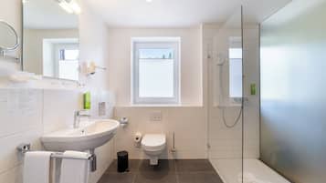 Suite Comfort, varanda, vista para o jardim | Casa de banho | Um polibã, artigos de higiene pessoal grátis, um secador de cabelo