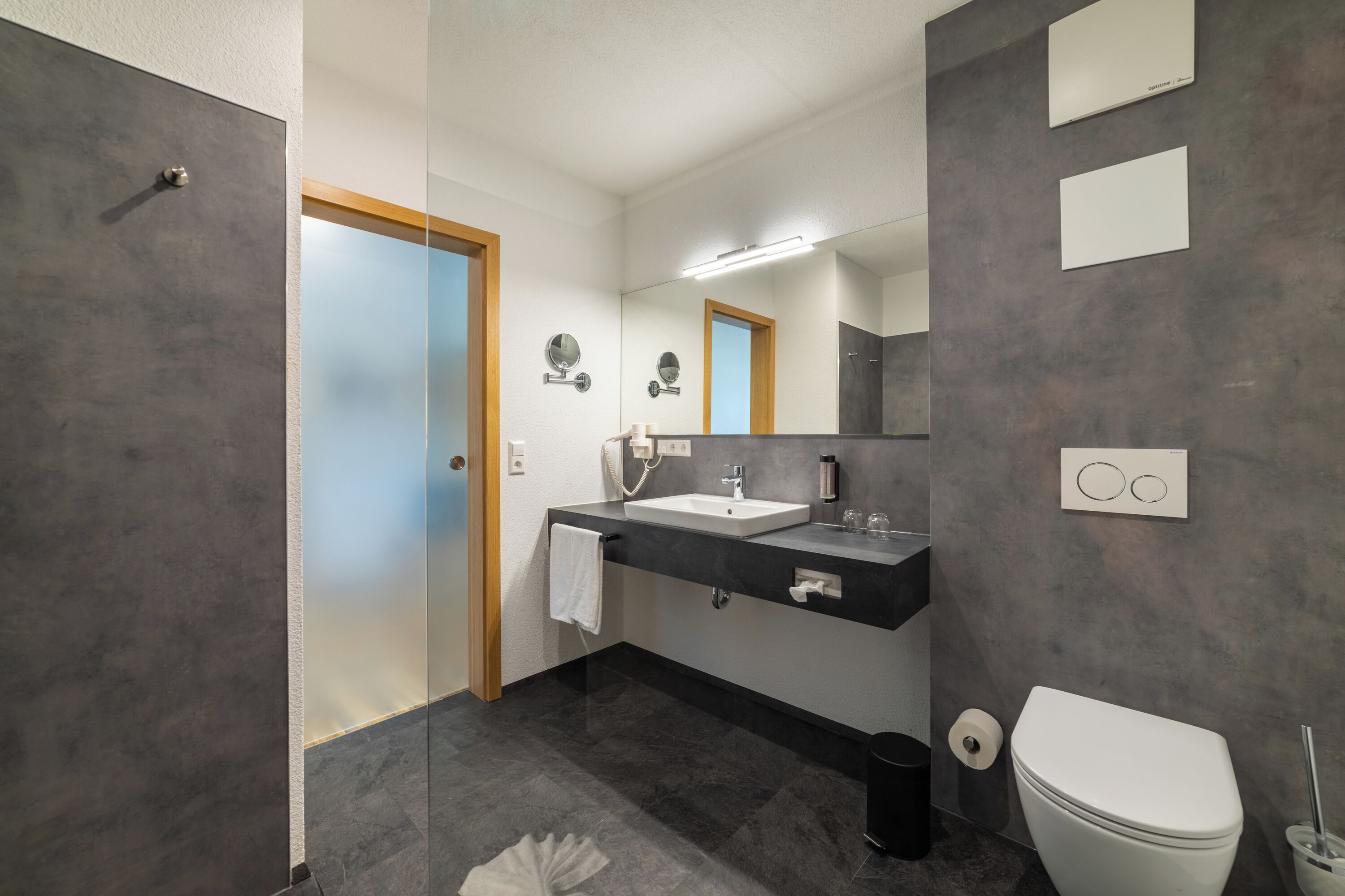 Suite Comfort, varanda, vista para o jardim | Casa de banho | Um polibã, artigos de higiene pessoal grátis, um secador de cabelo 