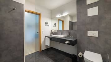 Suite Comfort, varanda, vista para o jardim | Casa de banho | Um polibã, artigos de higiene pessoal grátis, um secador de cabelo