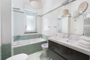 Apartamento, sacada, vista parcial para o mar | Banheiro | Chuveiro/banheira combinados, produtos de toalete grátis