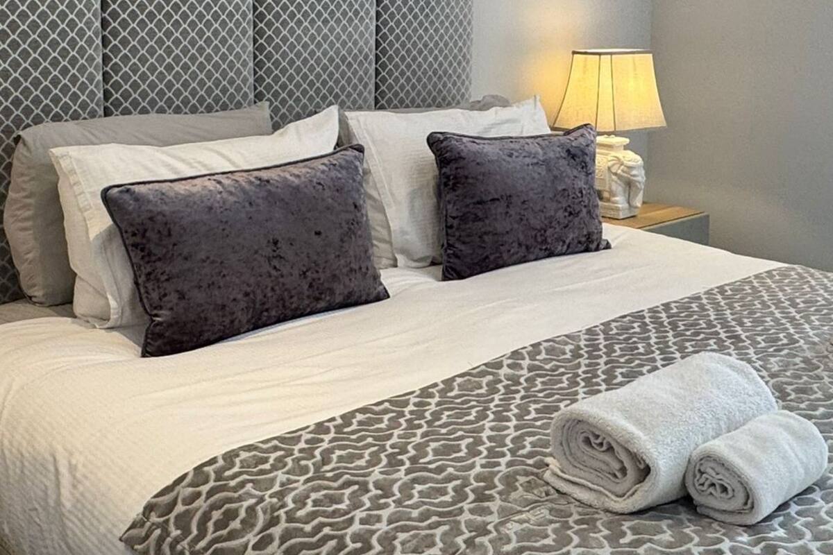 Quarto casal, vista para o pátio | Escrivaninha, espaço de trabalho para notebook