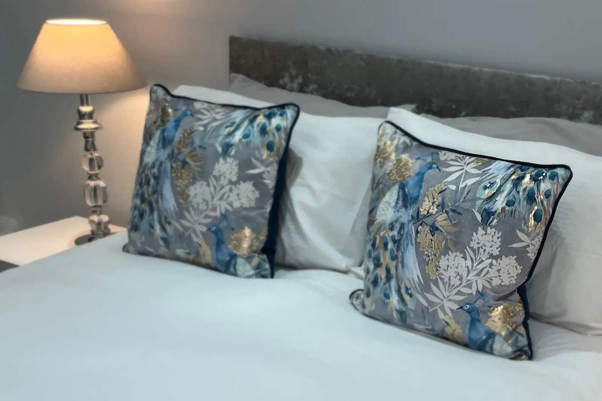 Quarto casal, vista para o pátio | Escrivaninha, espaço de trabalho para notebook