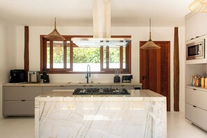 Casa Deluxe, vista para a piscina | Cozinha privada | Um micro-ondas, um forno, uma placa de cozinha, utensílios de cozinha 