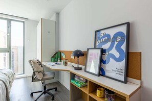 Quarto solteiro, para não fumantes | Cortinas blackout, Wi-Fi de cortesia