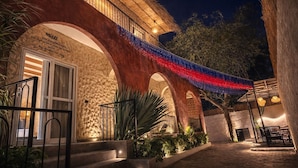 Um edifício com passarelas em arco e área de estar coberta ao ar livre.