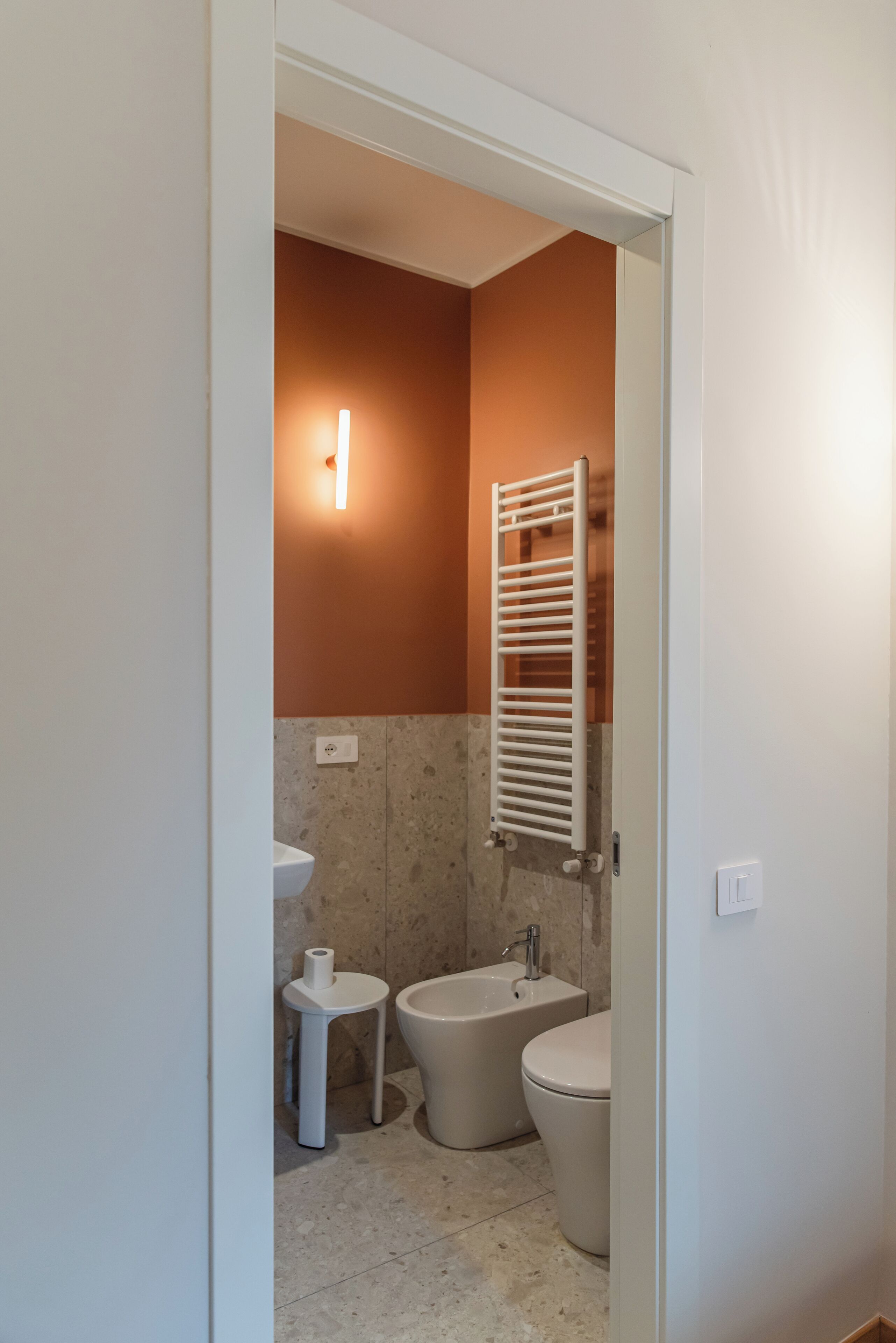 Chuveiro, secador de cabelo, toalhas de banho, sabonete