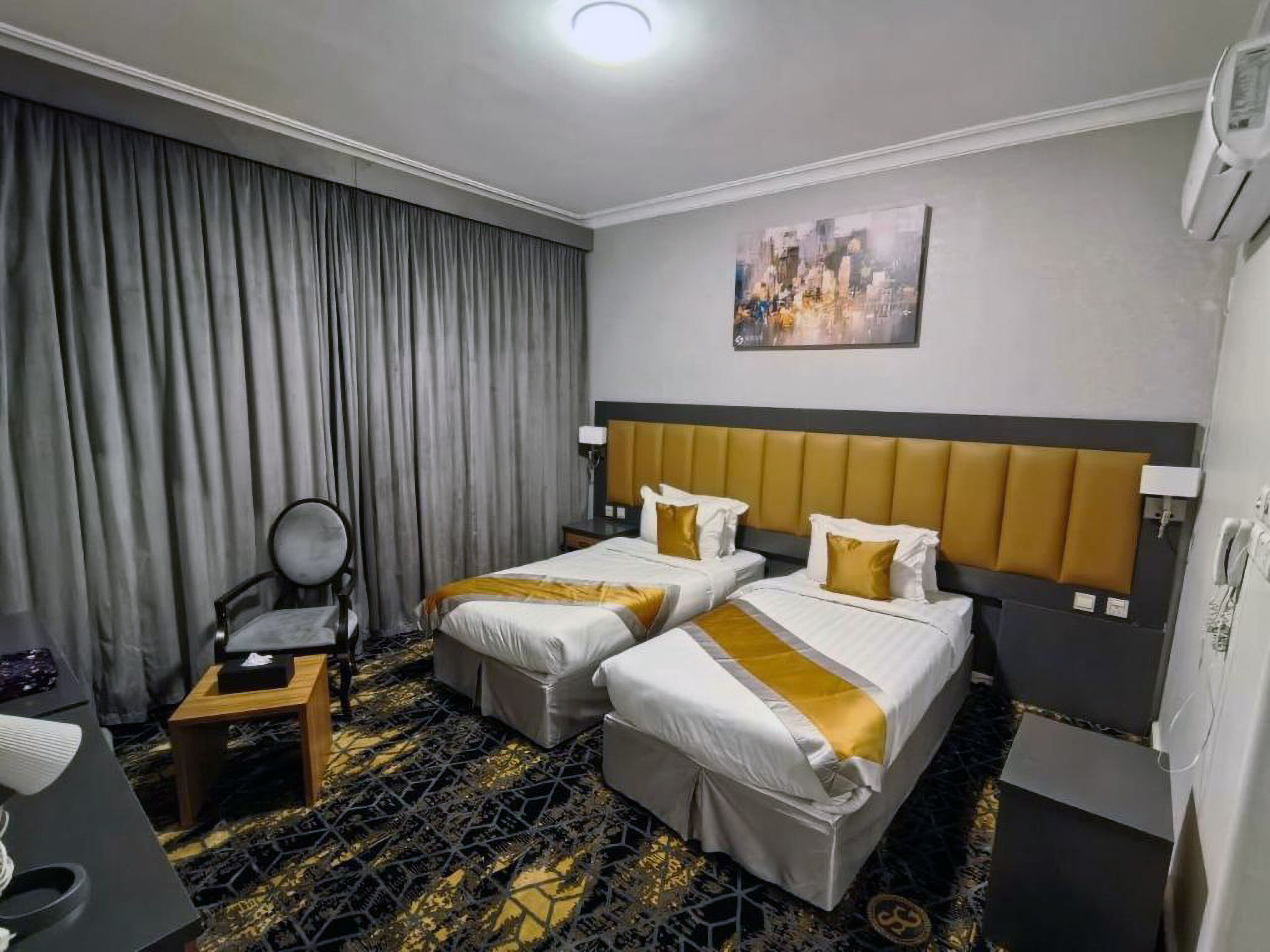 Quarto Twin Deluxe | Roupa de alta qualidade, camas de colchão viscoelástico 