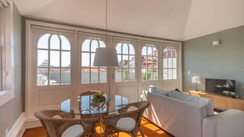 Apartamento, pátio, Vista para a cidade (1 cama de casal) | Sala de estar | TV de ecrã plano