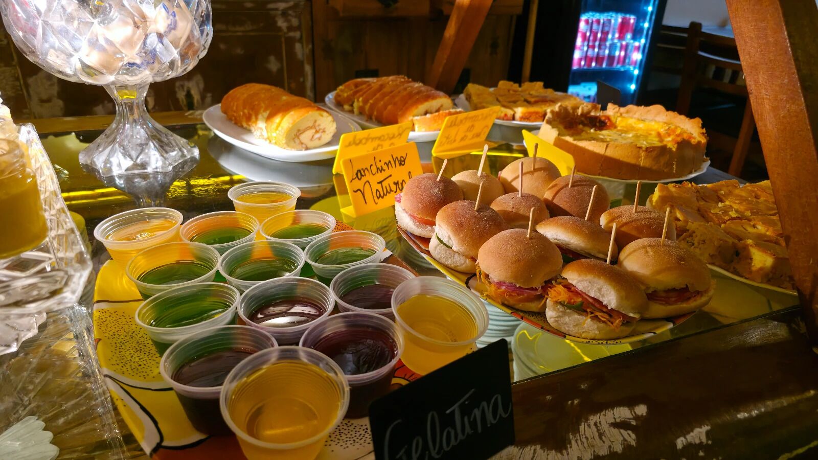Buffet com diversos alimentos e acompanhamentos.