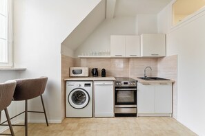 Suite-Estúdio Comfort, 1 cama de casal e sofá-cama, banheira | Kitchenette privada | Um frigorífico, um micro-ondas, um forno, uma placa de cozinha 