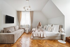 Suite-Estúdio Comfort, 1 cama de casal e sofá-cama, banheira | Sala de estar | TV de ecrã plano 