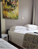 Quarto quádruplo família, vista para a cidade | Cortinas blackout, ferros/tábuas de passar roupa, Wi-Fi de cortesia