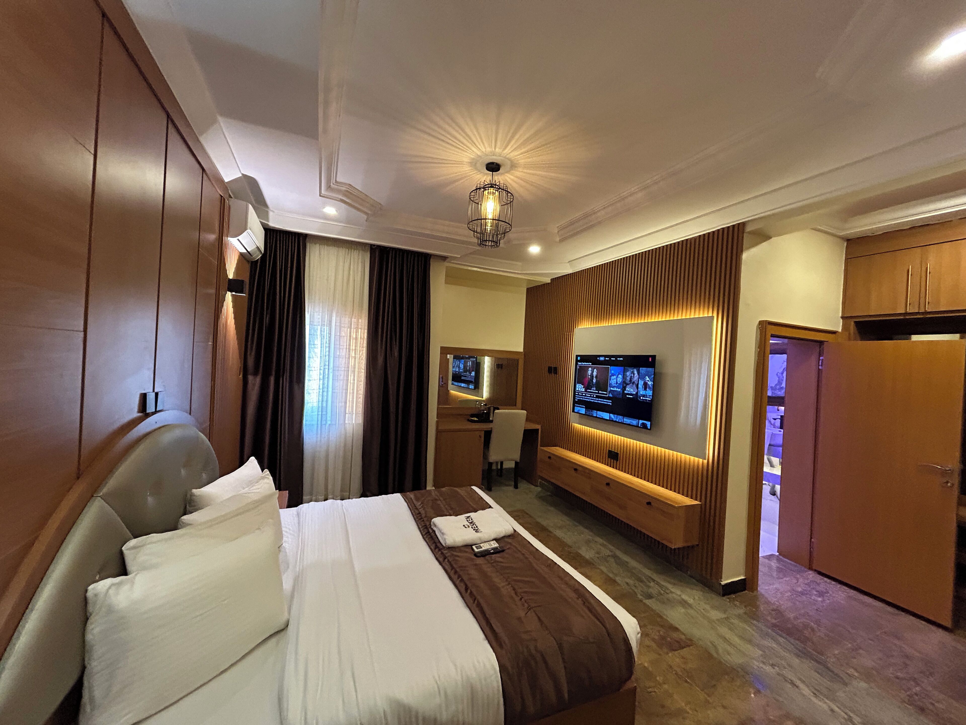 Quarto solteiro econômico | Escrivaninha, espaço de trabalho para notebook, Wi-Fi de cortesia