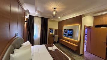 Quarto solteiro econômico | Escrivaninha, espaço de trabalho para notebook, Wi-Fi de cortesia