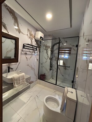 Quarto Individual Económico | Casa de banho | Um polibã, toalhas fornecidas, sabão, papel higiénico 