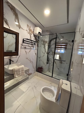 Quarto Individual Económico | Casa de banho | Um polibã, toalhas fornecidas, sabão, papel higiénico 
