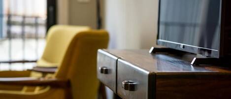 Uma mesa de madeira com uma televisão e duas gavetas.