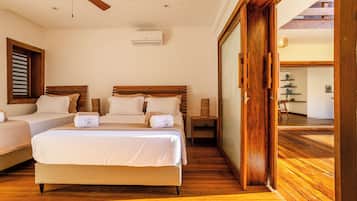 Quarto triplo conforto, varanda, vista para o jardim | Ferros/tábuas de passar roupa, Wi-Fi de cortesia