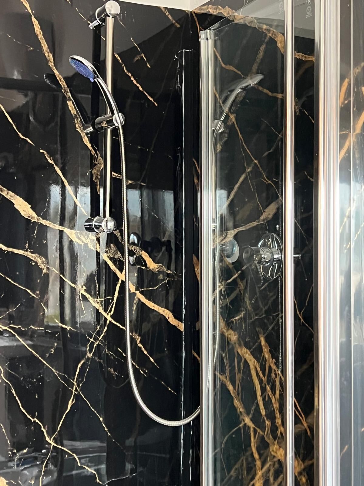 Artigos de higiene pessoal grátis, um secador de cabelo 