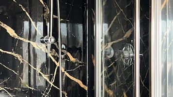 Artigos de higiene pessoal grátis, um secador de cabelo