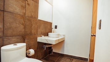 Chuveiro, toalhas de banho, sabonete, shampoo