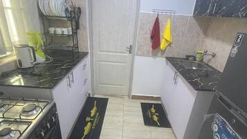 Apartamento família | Cozinha privada | Geladeira, micro-ondas, talheres/pratos/utensílios de cozinha