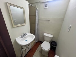 Quarto Duplo Básico | Casa de banho | Um polibã, toalhas fornecidas, sabão, champô 