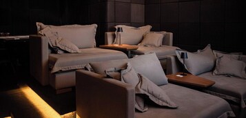 Casa presidencial, banheira de hidromassagem, vista para a montanha | Área de estar | Smart TV 86 polegadas com canais digitais, Netflix, DVD player