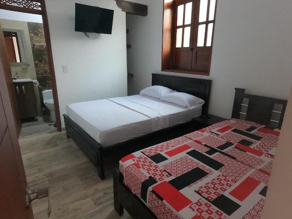 Hotel Colonial A 100 Mts De La Basilica - Buga