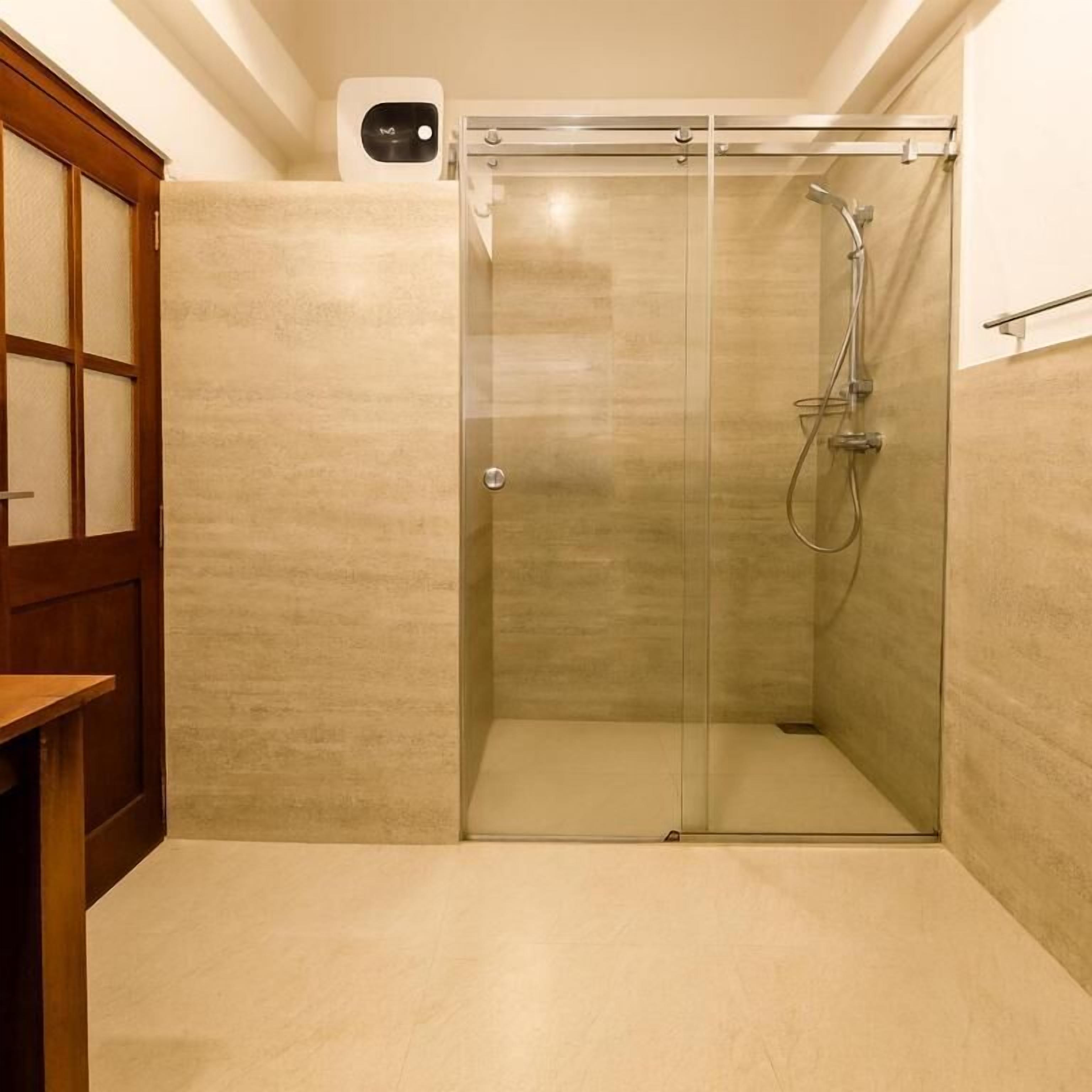 Quarto Clássico com Cama de Casal, varanda, vista para a piscina | Casa de banho | Um polibã, um secador de cabelo (mediante pedido), toalhas fornecidas 