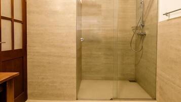 Quarto Clássico com Cama de Casal, varanda, vista para a piscina | Casa de banho | Um polibã, um secador de cabelo (mediante pedido), toalhas fornecidas