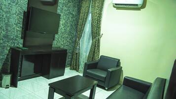 Suite Executiva | Cofre com capacidade para portátil, Wi-fi grátis