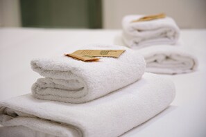 Quarto casal, vista para o pátio | Ferros/tábuas de passar roupa, Wi-Fi de cortesia, roupa de cama