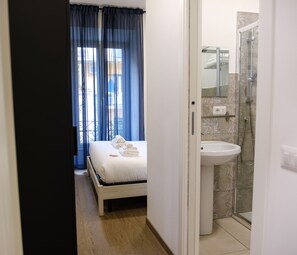 Quarto Duplo, casa de banho privativa, vista para o pátio | Ferro/tábua de engomar, Wi-fi grátis, roupa de cama fornecida 