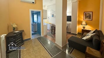 Apartamento, 1 cama queen-size e sofá-cama, kitchenette, Vista para a cidade | Sala de estar | TV de ecrã plano, Netflix, serviços de streaming