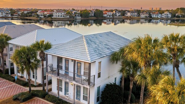 Emerald Villa By Avantstay Lakefront + Communal Pool + Balcony Views + Near The Beach - Destin, FL