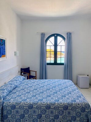 Quarto casal standard, vista para o mar | Frigobar, escrivaninha, berços (sobretaxa), Wi-Fi de cortesia