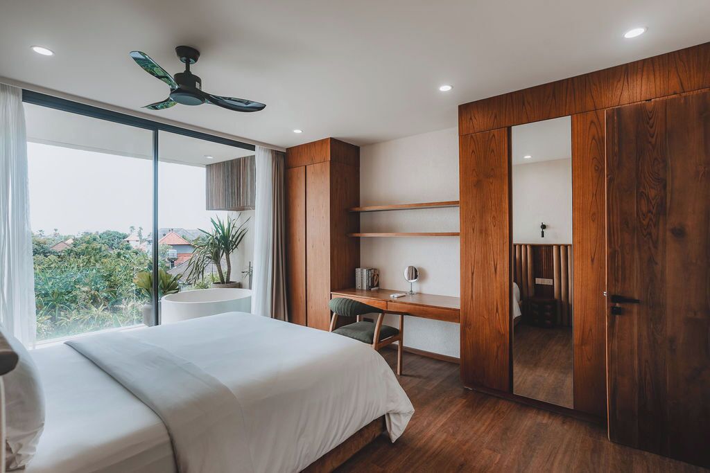 Apartamento Premium | Cofre no quarto, secretária 