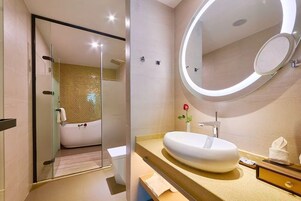 Suite Superior, Vista para a cidade | Casa de banho | Artigos de higiene pessoal grátis, um secador de cabelo, chinelos 