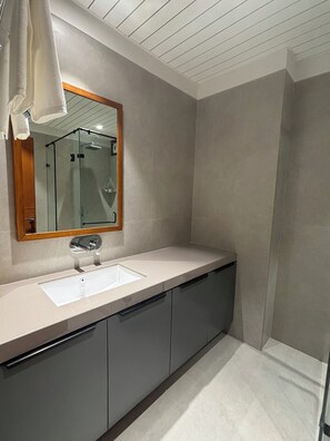 Quarto casal superior, vista para a cidade | Banheiro | Chuveiro, toalhas de banho, sabonete, shampoo