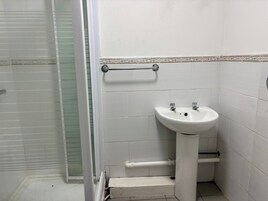 Chuveiro, secador de cabelo, toalhas de banho