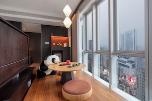 Quarto quádruplo conforto, várias camas, serviço de arrumação, vista para a cidade | Vista do quarto