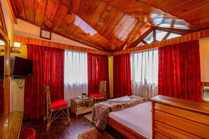 Quarto casal superior, vista para a montanha | Escrivaninha, Wi-Fi de cortesia