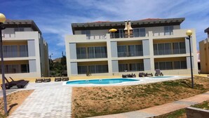 Um hotel moderno com piscina, área de estar ao ar livre e paisagismo.