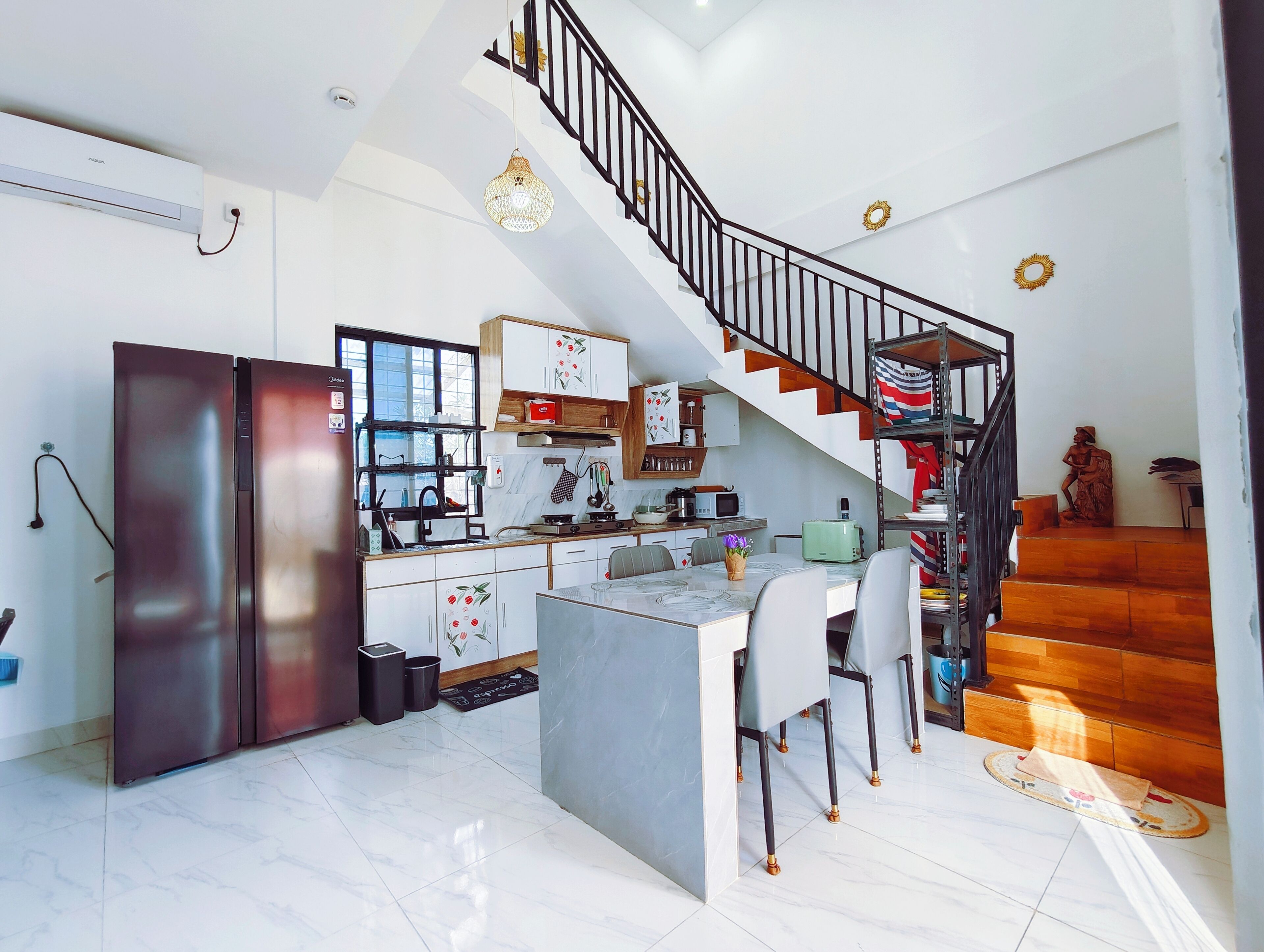 Um frigorífico/congelador grande, um micro-ondas, uma placa de cozinha 