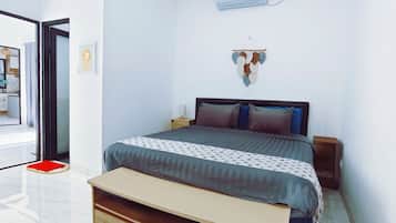 Vila, 2 quartos, vista para a piscina | Escrivaninha, espaço de trabalho para notebook