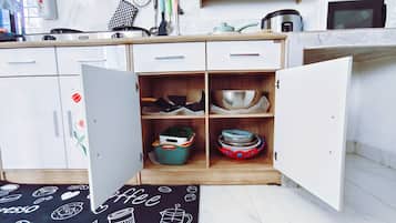 Geladeira grande, micro-ondas, cooktop, lava-louças