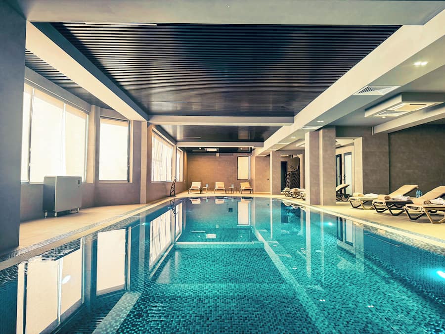 Piscina interior, piscina exterior sazonal