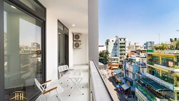 Apartamento, 2 quartos | Secretária, secretária adequada para computadores portáteis