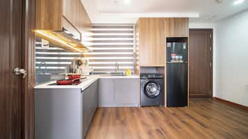 Quarto Executivo, 2 quartos, Vista para a cidade | Cozinha privada | Um frigorífico, um micro-ondas, uma placa de cozinha